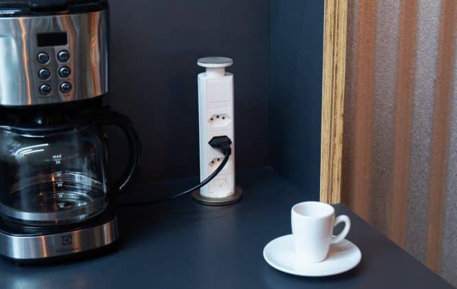 Torre de tomada para pia: 5 modelos diferentes para a sua - Blog QTMOV